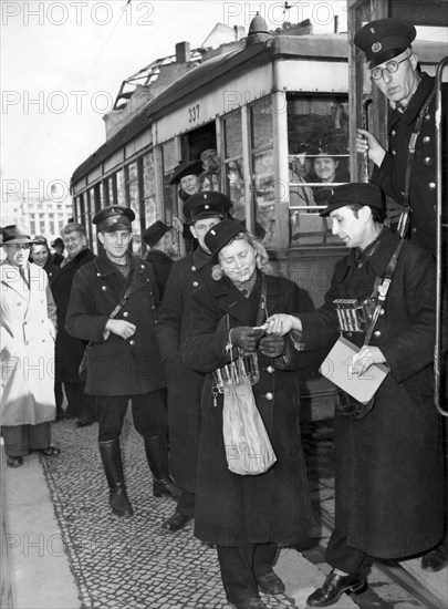 Conductors of the Berlin tram - Photo12-imageBROKER-our-planet.berlin
