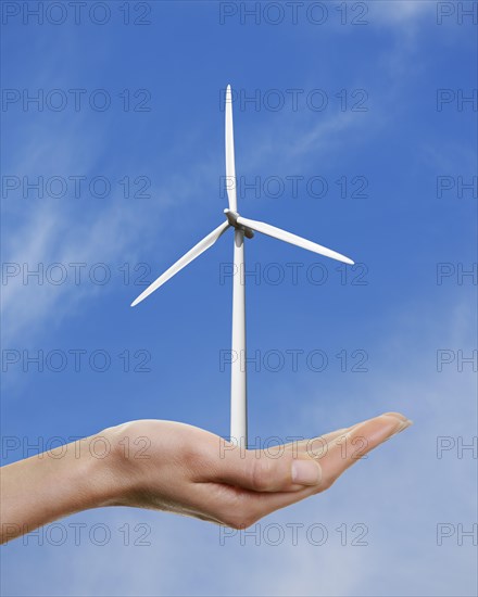 Woman's hand holding a wind turbine against a blue sky - Photo12 ...