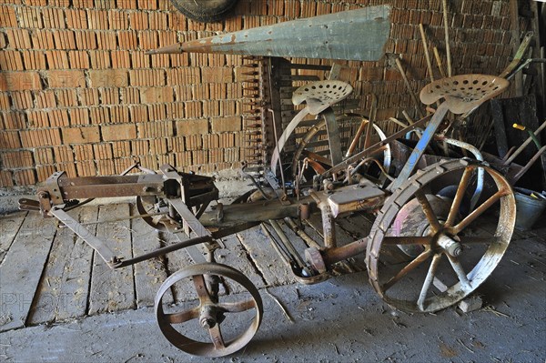Reaping machine from 1900 - Photo12-imageBROKER-Helmut Meyer zur Capellen