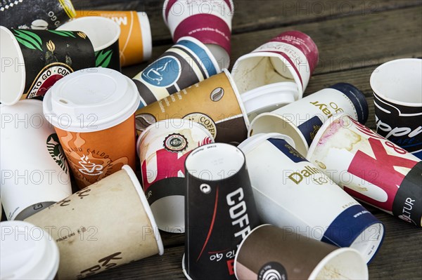 Used disposable coffee cups - Photo12-imageBROKER-Daniel Schoenen