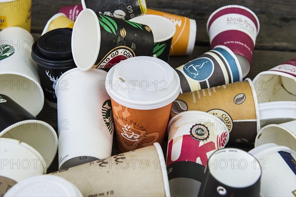 Used disposable coffee cups - Photo12-imageBROKER-Daniel Schoenen