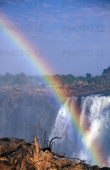 Rainbow at Victoria Falls - Photo12-imageBROKER-David Hosking-FLPA