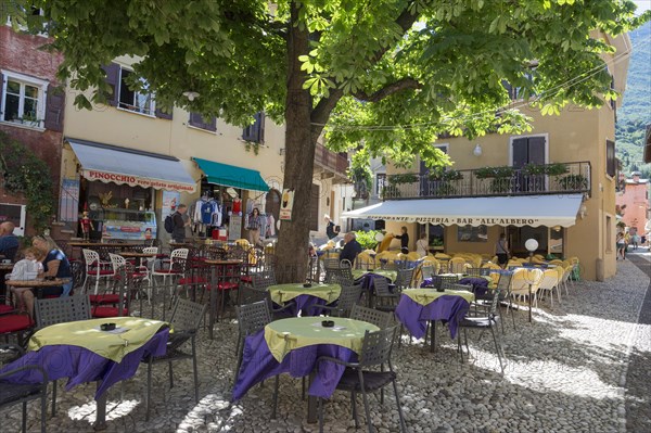 Square with restaurants - Photo12-imageBROKER-Marcus Siebert