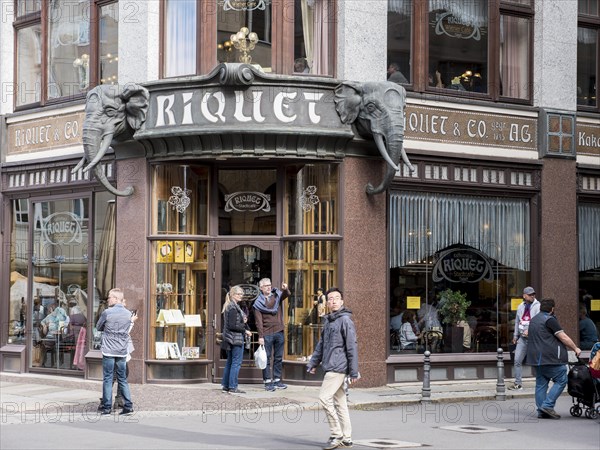 Entrance to the coffee house Riquet - Photo12-imageBROKER-Stanislav Belicka