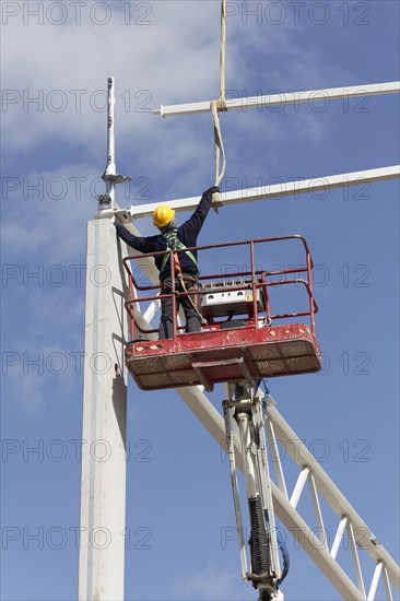 Construction worker on working platform - Photo12-imageBROKER-Karl F ...