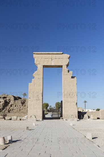 The gate of the temple of Hathor - Photo12-imageBROKER-XYZ PICTURES