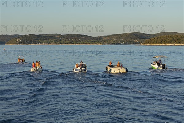 Boats from behind - Photo12-imageBROKER-Siegfried Kuttig