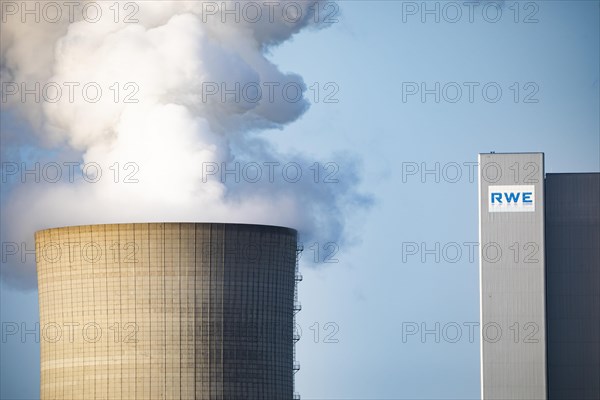 Steaming cooling tower - Photo12-imageBROKER-Jan Tepass
