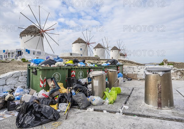 Overcrowded trash cans - Photo12-imageBROKER-Moritz Wolf