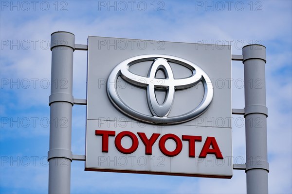 Toyota dealer sign - Photo12-imageBROKER-Norbert Neetz
