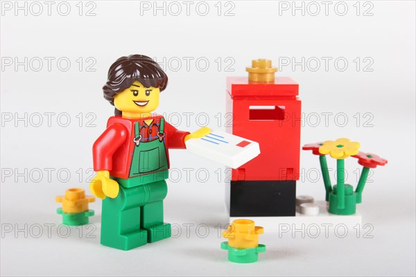 Lego figure with letter and mailbox - Photo12-imageBROKER-J. Esch