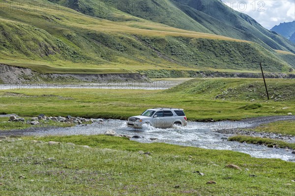 Four-wheel drive crossing a mountain river - Photo12-imageBROKER-Therin ...