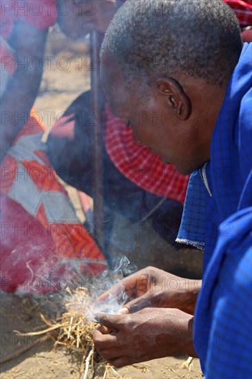 Fire making - Photo12-imageBROKER-W. Veeser