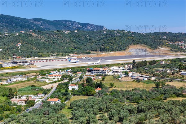 Overview Skiathos Airport - Photo12-imageBROKER-Markus Mainka