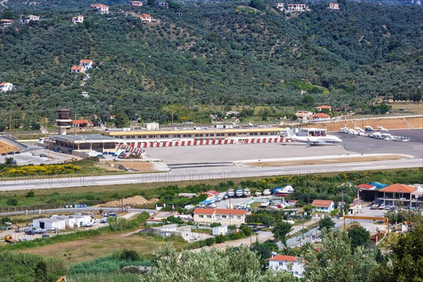 Overview Skiathos Airport - Photo12-imageBROKER-Markus Mainka