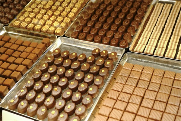 Chocolate pralines on tray are for sale - Photo12-imageBROKER-Sonja Jordan