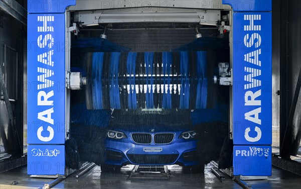 Car wash BMW passenger car - Photo12-imageBROKER-Pius Koller