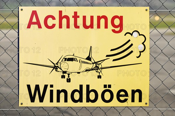 Sign Caution Wind Gusts - Photo12-imageBROKER-Pius Koller