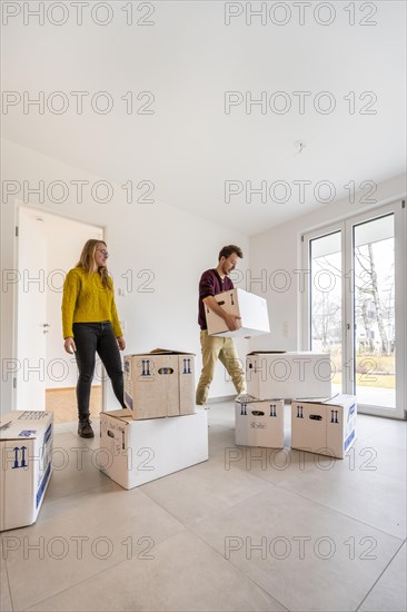 Young couple moves into an empty flat - Photo12-imageBROKER-Moritz Wolf