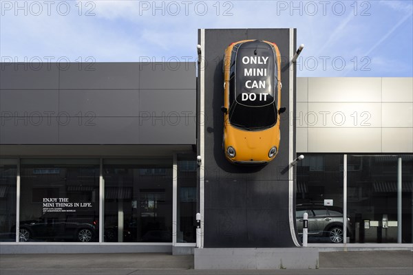 Mini car on building facade - Photo12-imageBROKER-Pius Koller