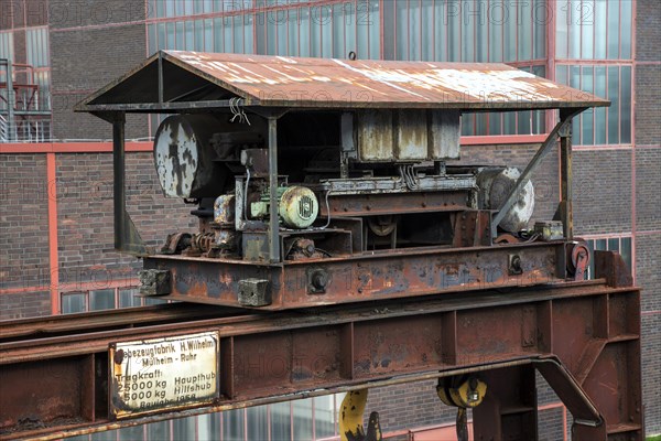 Old lifting machine from 1958 - Photo12-imageBROKER-Harry Laub