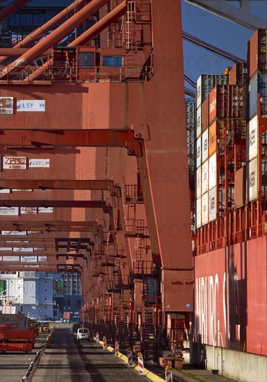 Container bridge at the Eurogate container terminal - Photo12 ...