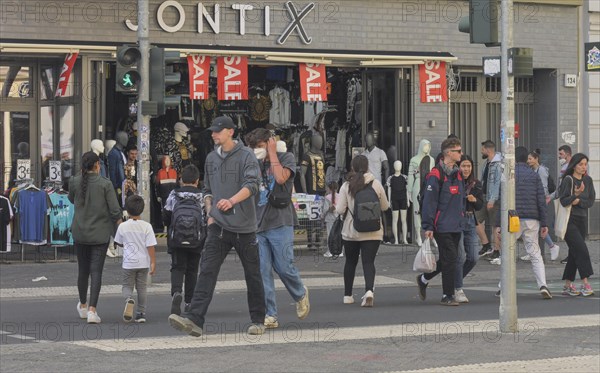 Passers-by - Photo12-imageBROKER-Joko