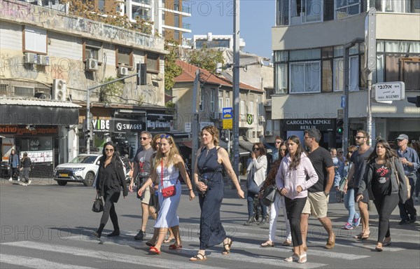 Passers-by - Photo12-imageBROKER-Schoening