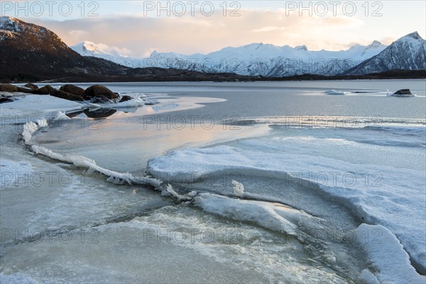 Frozen Fjord - Photo12-imageBROKER-Sonja Jordan