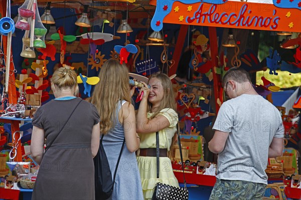 Sales booth - Photo12-imageBROKER-Gierth Friedel