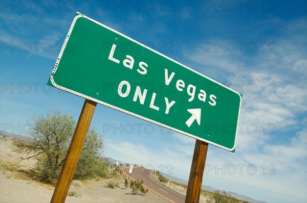 Green las vegas road sign in the desert - Photo12-imageBROKER-Andy Dean