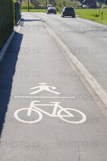 Shared pavement and cycle path - Photo12-imageBROKER-Wilfried Wirth