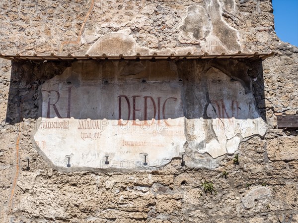 Roman inscription on a house wall - Photo12-imageBROKER-Karl-Heinz Schein