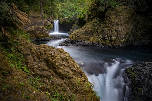 Spirit Falls - Photo12-imageBROKER-Mara Brandl