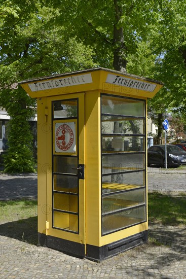Telephone box - Photo12-imageBROKER-Schoening