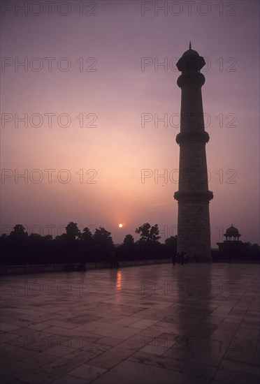 Sunset behind the minarets - Photo12-imageBROKER-Muthuraman V