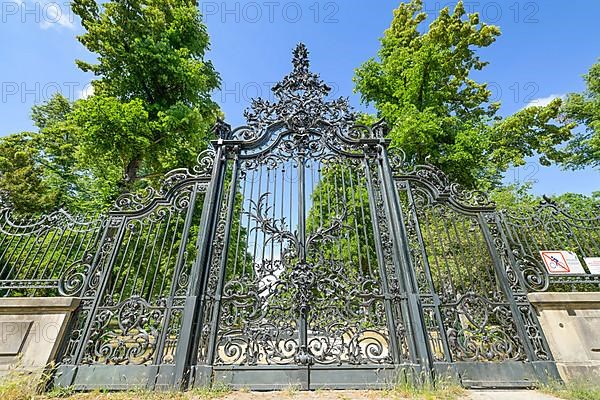 Ornate Gate - Photo12-imageBROKER-Schoening
