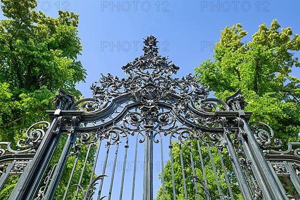 Ornate Gate - Photo12-imageBROKER-Schoening