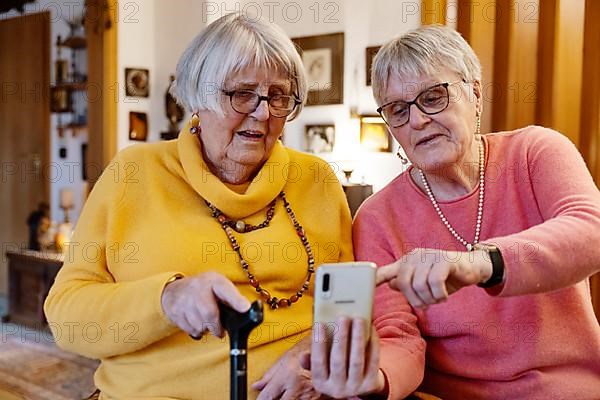 Two senior citizens - Photo12-imageBROKER-Jan Tepass