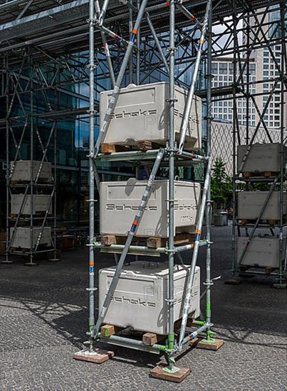 Stabilising concrete blocks for scaffolding - Photo12-imageBROKER-Karl ...