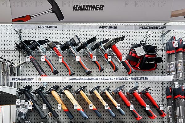 Various hammers in the DIY store - Photo12-imageBROKER-Manfred Bail