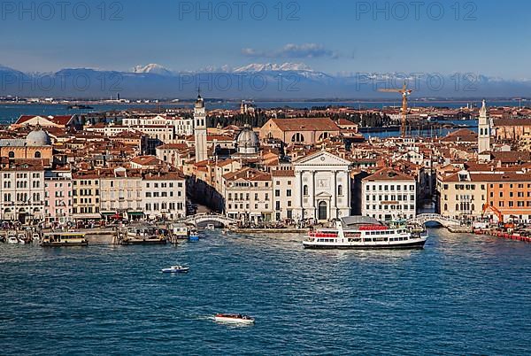 Waterfront of the city in front of the Alps, Venice - Photo12 ...