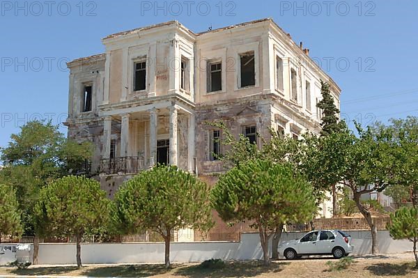 Ancient Greek villa in front of collapse - Photo12-imageBROKER-F. Schneider