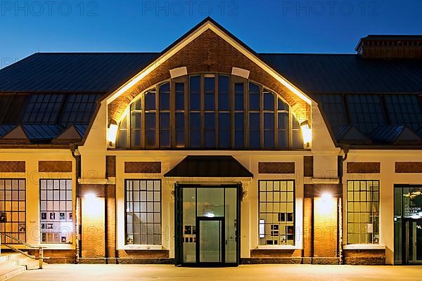 Deichtorhallen in the evening - Photo12-imageBROKER-Stefan Ziese