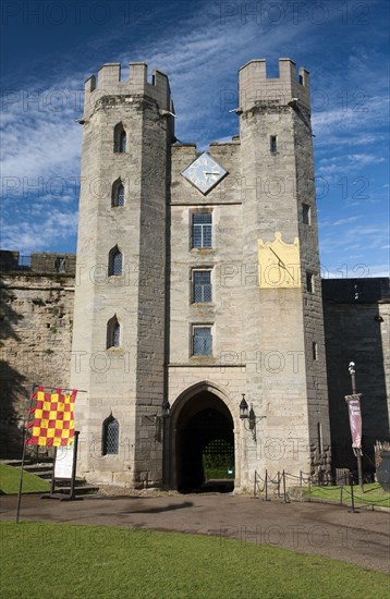 Gatehouse towers of medieval castle - Photo12-imageBROKER-Wayne Hutchinson