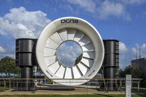 Marine turbine for converting the energy of underwater currents into ...