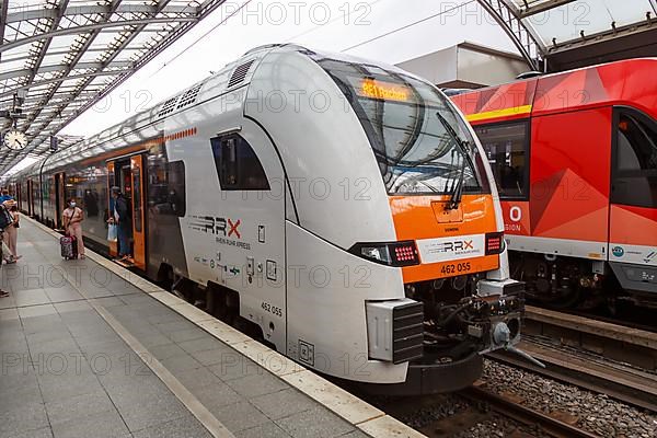 Rhein Ruhr Xpress RRX train of the type Siemens Desiro HC at the main station in. - Photo12 ...