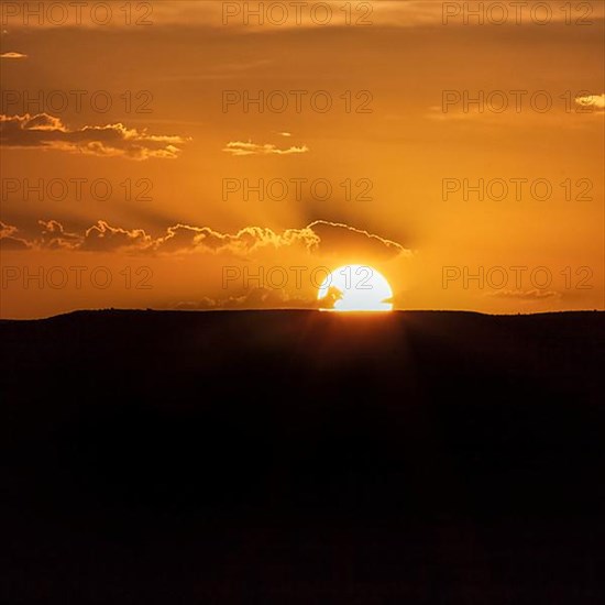 Sunset over Table Mountain - Photo12-imageBROKER-Angela to Roxel