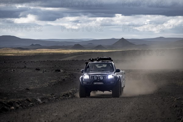 Four-wheel drive vehicle on a track - Photo12-imageBROKER-Mara Brandl