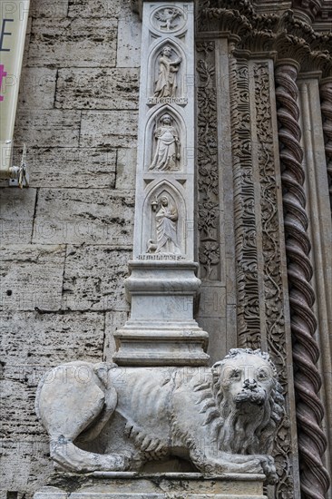Lion statue before the Perugia cathedral - Photo12-imageBROKER-Michael ...